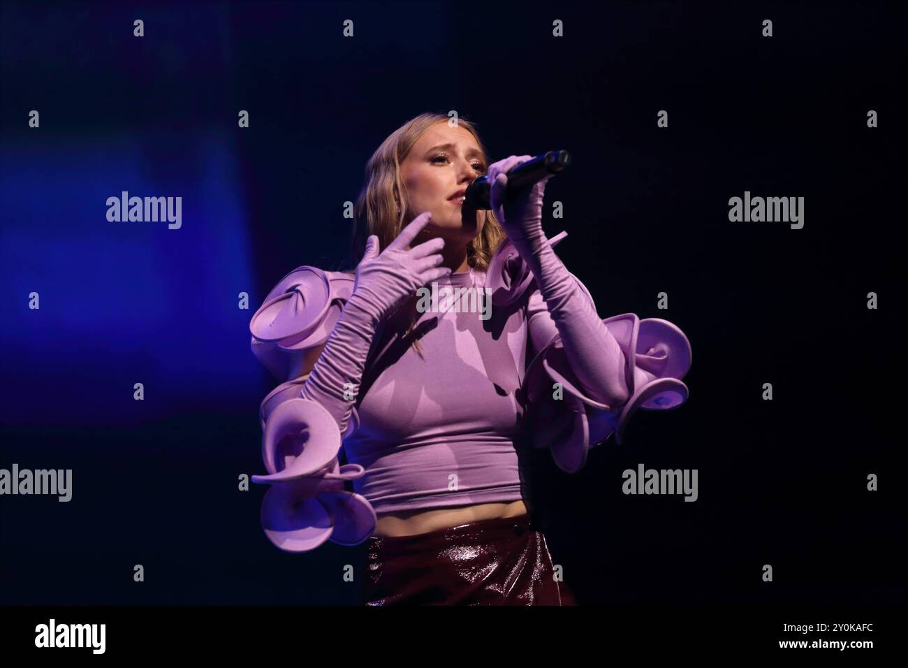 Lea-Marie Becker alias Lea bei einem Konzert in der Max-Schmeling-Halle ...