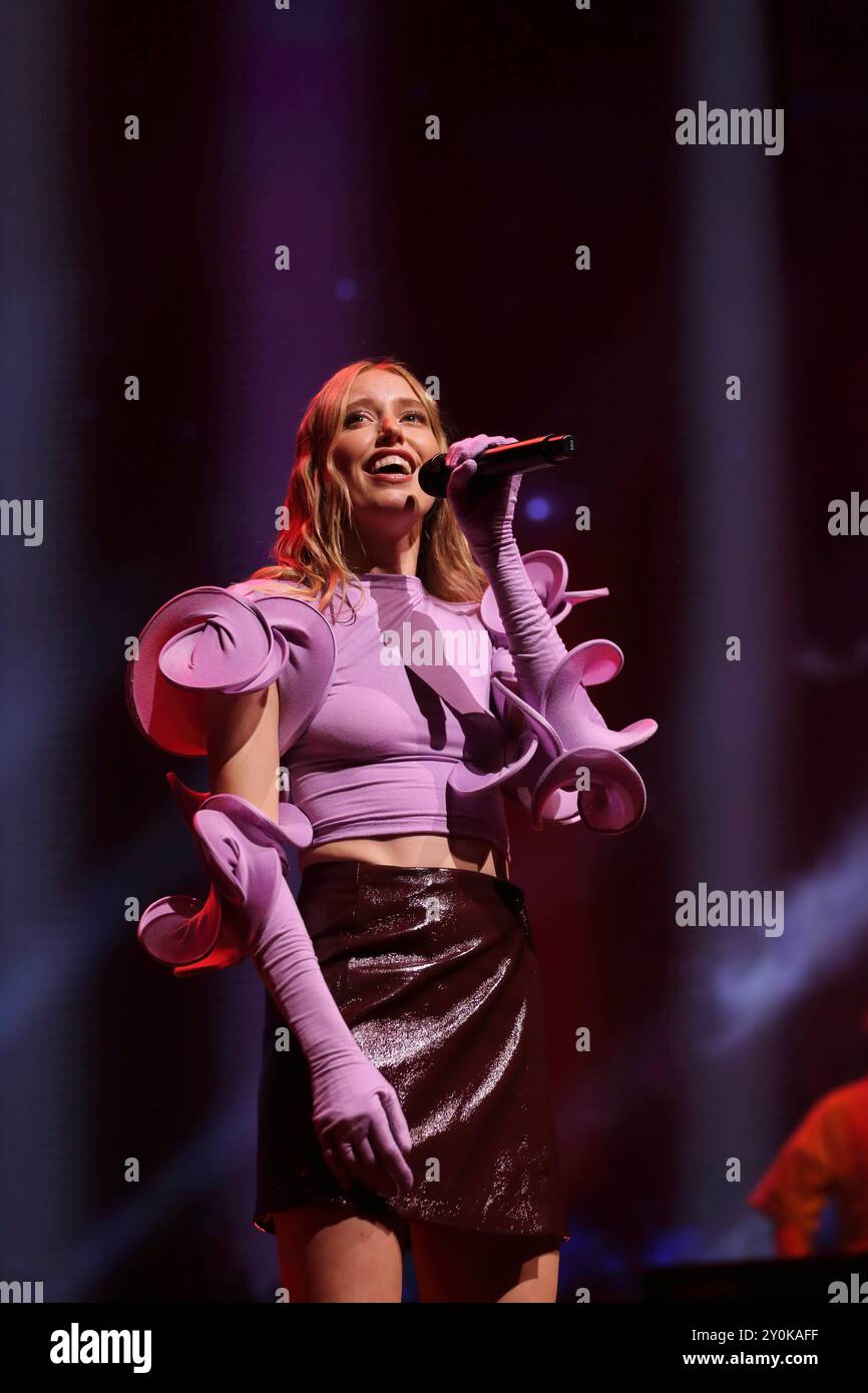 Lea-Marie Becker alias Lea bei einem Konzert in der Max-Schmeling-Halle ...