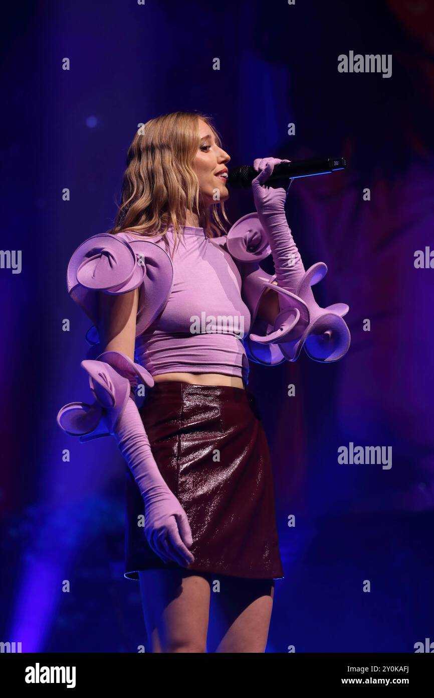 Lea-Marie Becker alias Lea bei einem Konzert in der Max-Schmeling-Halle ...