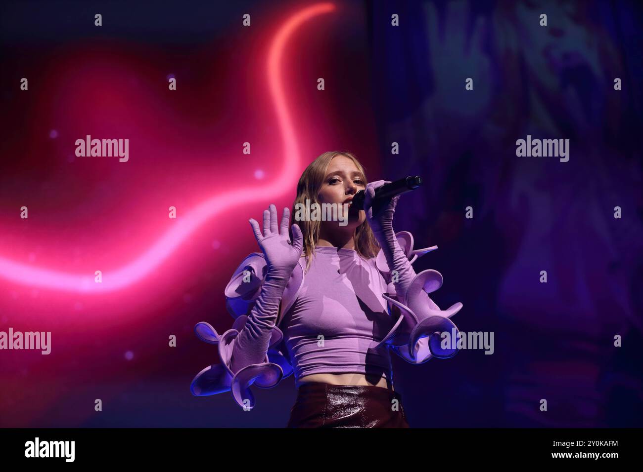 Lea-Marie Becker alias Lea bei einem Konzert in der Max-Schmeling-Halle ...