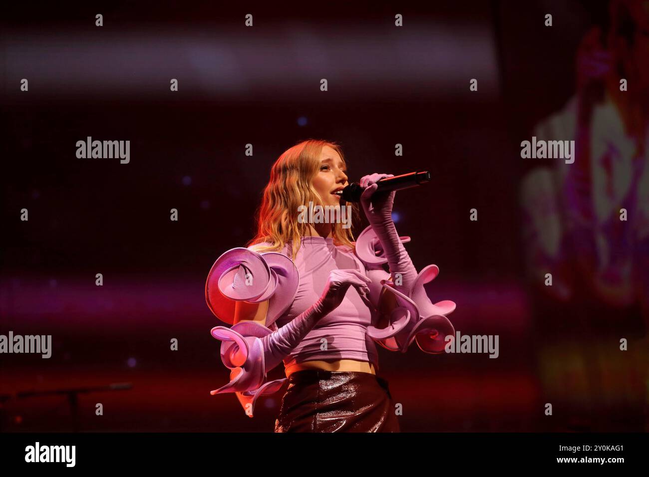 Lea-Marie Becker alias Lea bei einem Konzert in der Max-Schmeling-Halle ...
