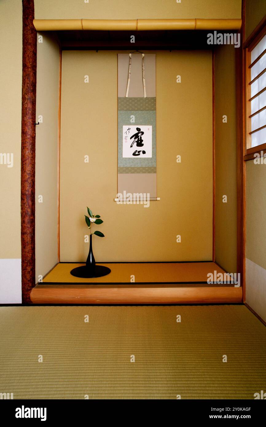Hanging scroll and a flower vase in the tokonoma of the chashitsu Stock Photo - Alamy