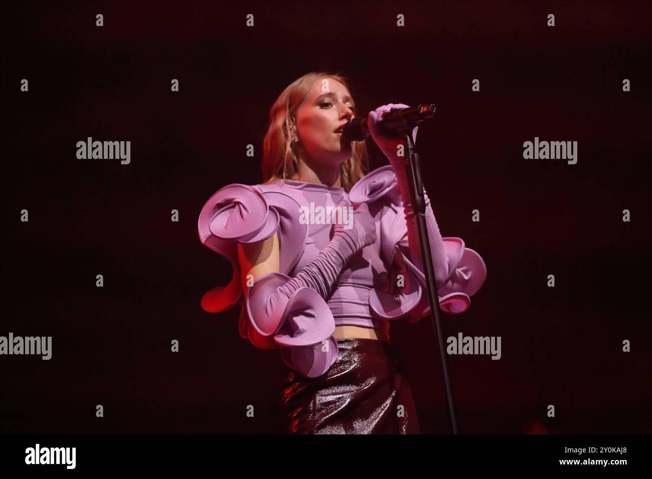 Lea-Marie Becker alias Lea bei einem Konzert in der Max-Schmeling-Halle ...