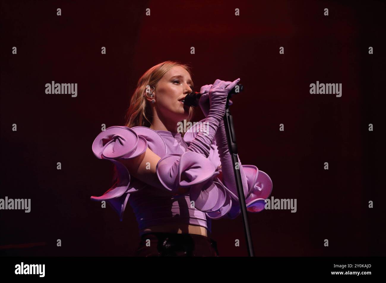 Lea-Marie Becker alias Lea bei einem Konzert in der Max-Schmeling-Halle ...