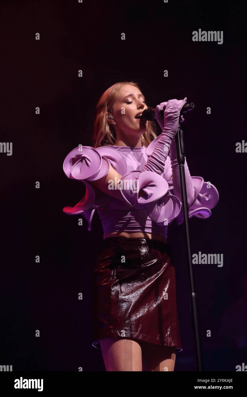 Lea-Marie Becker alias Lea bei einem Konzert in der Max-Schmeling-Halle ...