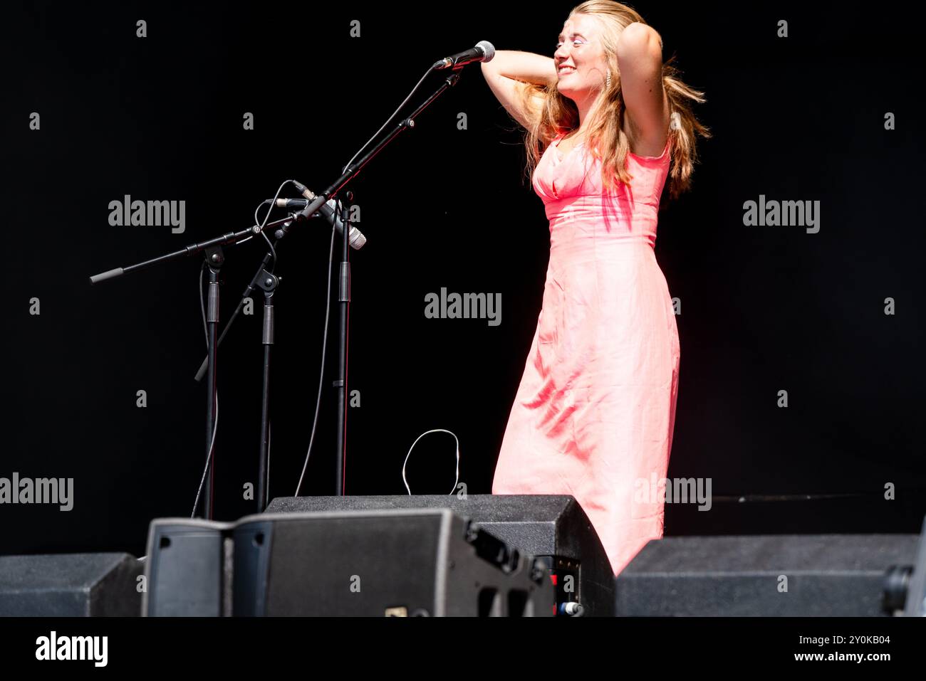 MERMAID CHUNKY, CONCERT, 2024: Moina Moin from the eccentric band ...