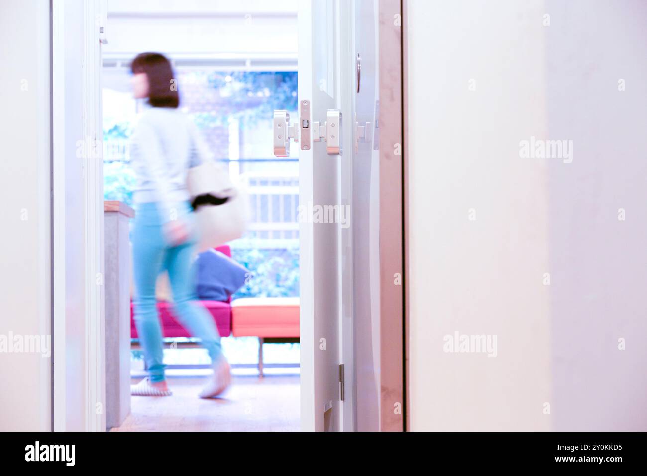 Entering a room full of people hi-res stock photography and images - Alamy
