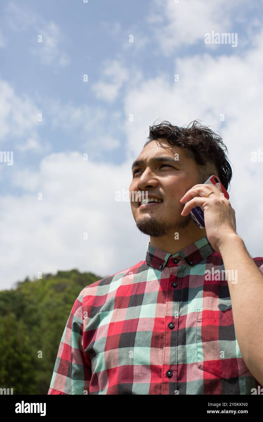 Man holding smartphone talking outdoors hi-res stock photography and ...