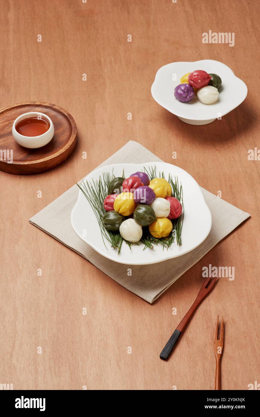 Osaek songpyeon and traditional tea Stock Photo - Alamy