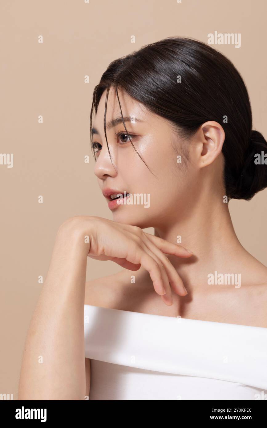 Woman in her 20s striking a beautiful pose Stock Photo - Alamy