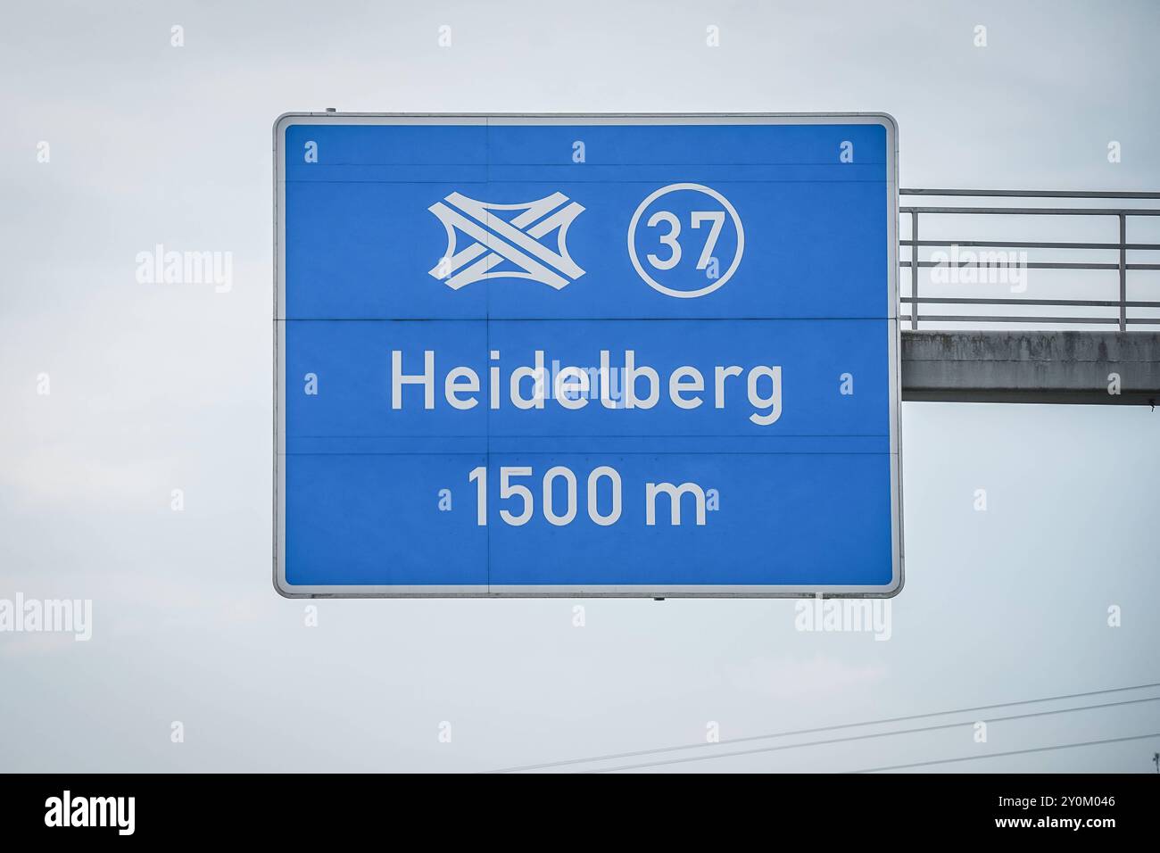 Autobahnschild, Wegweiser, Heidelberg, 1500 Meter, Kreuz 37, Verkehr ...