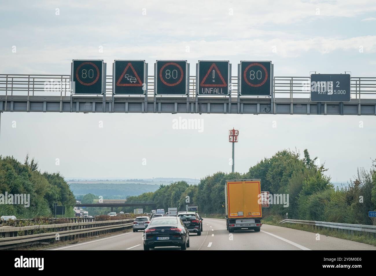 Autobahn, Verkehrszeichen, Unfallwarnung, Tempolimit, Verkehrsregelung ...