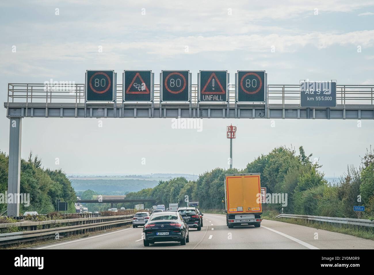 Autobahn, Verkehrszeichen, Unfallwarnung, Tempolimit, Verkehrsregelung ...