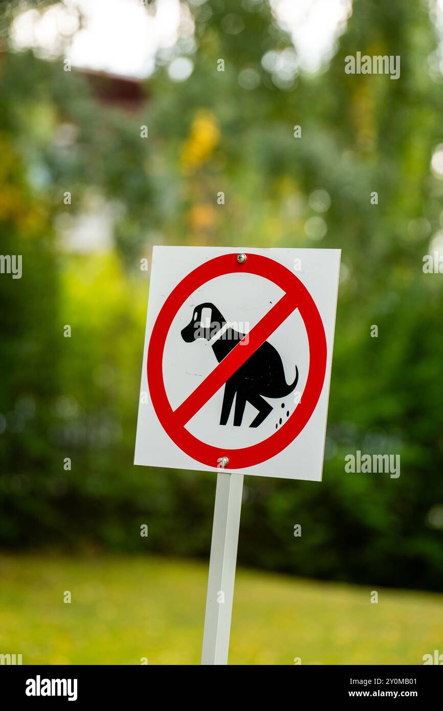 No dog poo sign in public park. Blurry background Stock Photo - Alamy