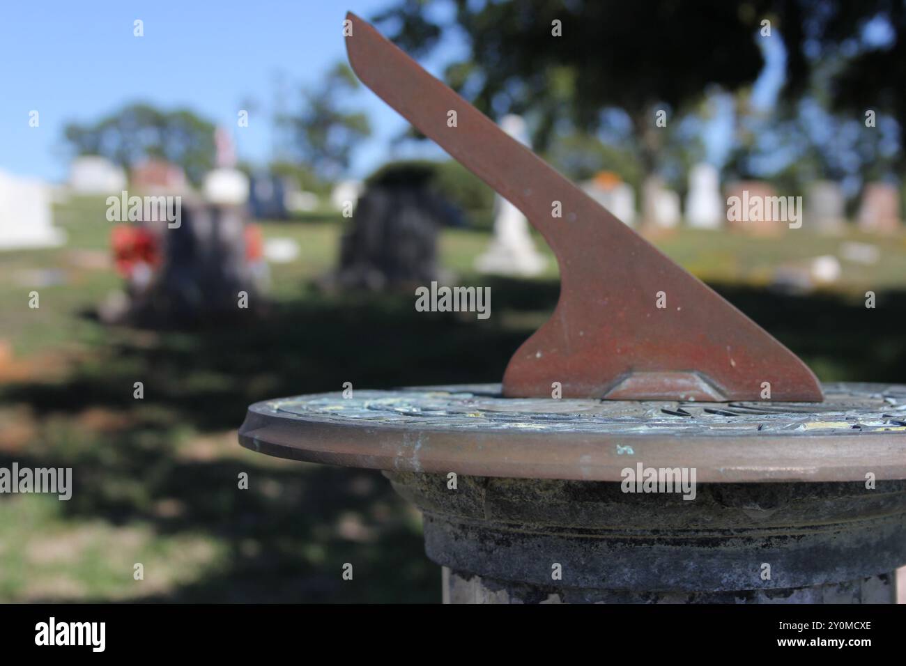 Cemetery sundial hi-res stock photography and images - Alamy