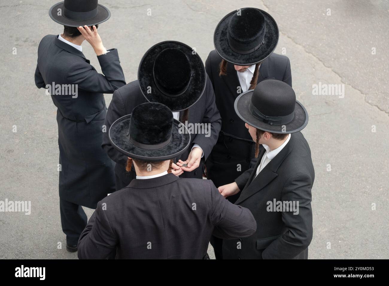 Boys in traditional jewish clothing hi-res stock photography and images ...