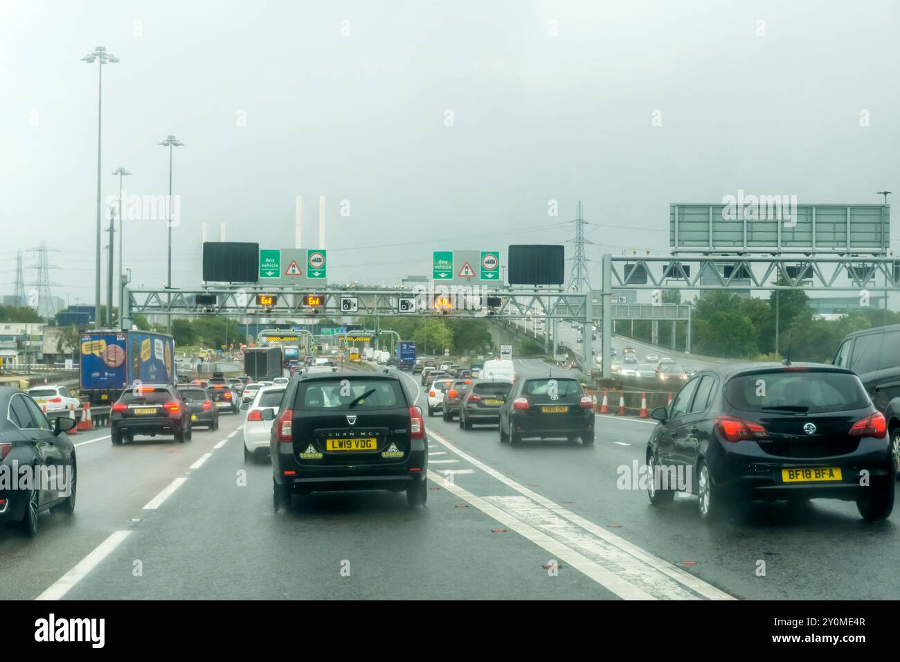 Heavy traffic on the M25 motorway approaching the south entrance to the ...