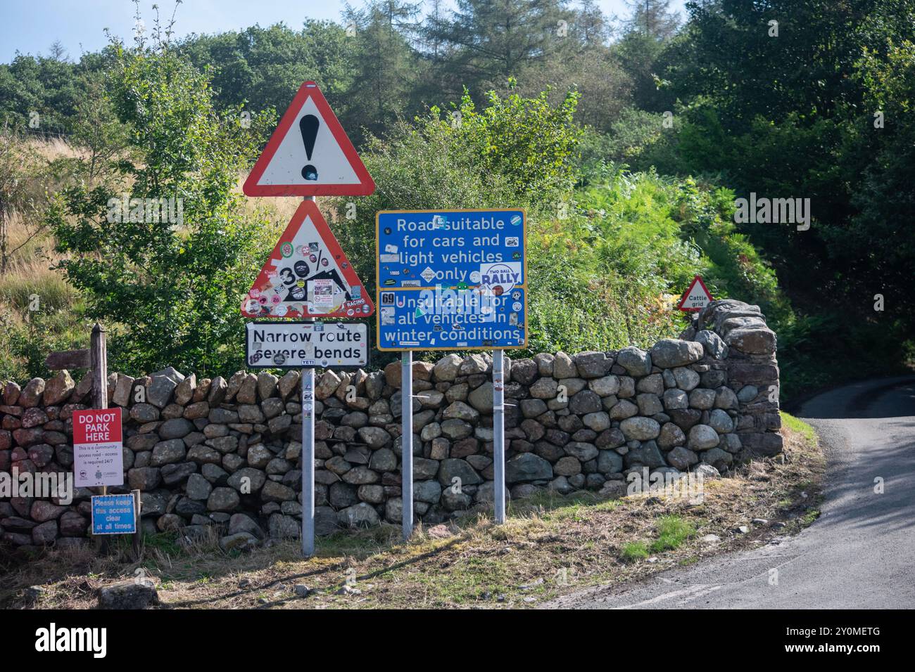 Signs warning of dangerous gradient at the base of the steep Hardknott ...