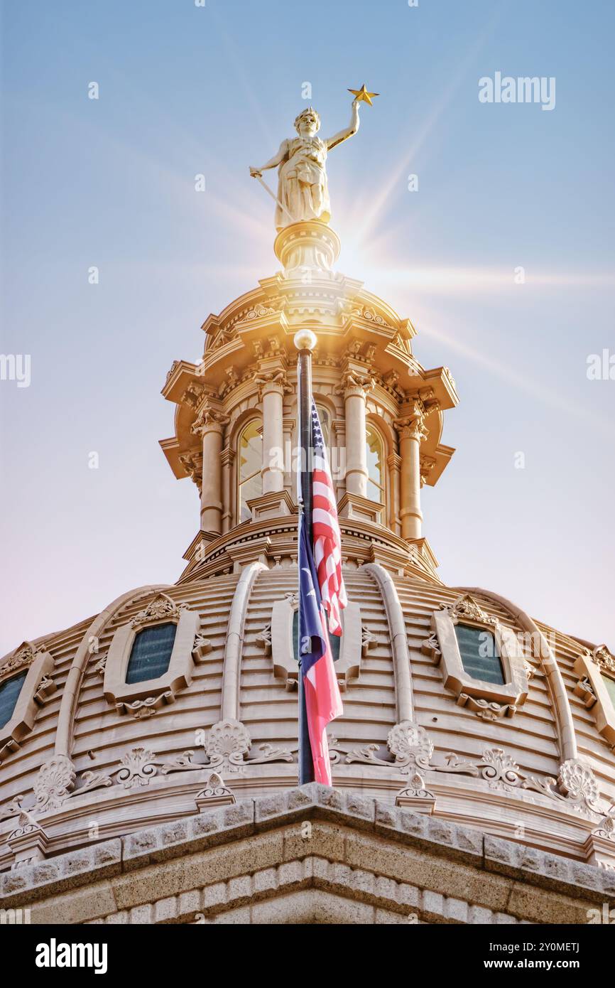 State capitol building statue hi-res stock photography and images - Alamy