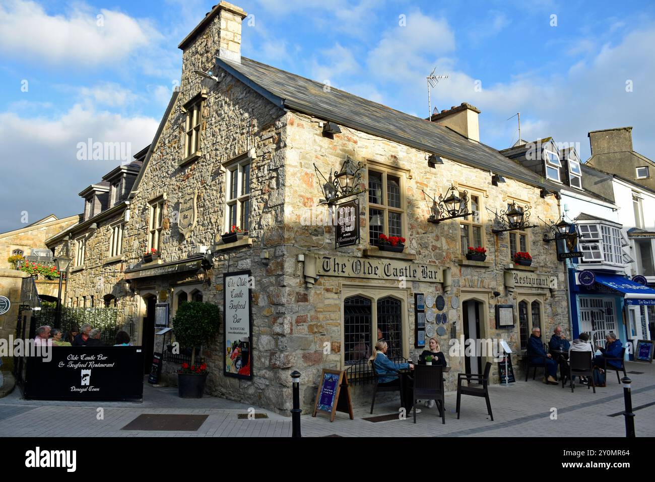 Olde castle bar and restaurant hi-res stock photography and images - Alamy