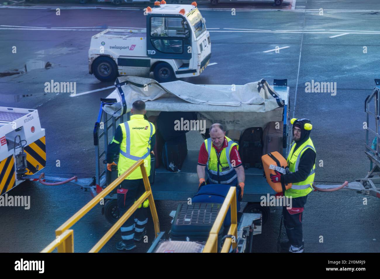 Ground team hi-res stock photography and images - Alamy