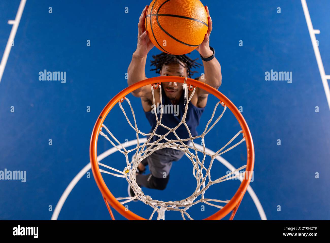 Woman dunking basketball hi-res stock photography and images - Alamy