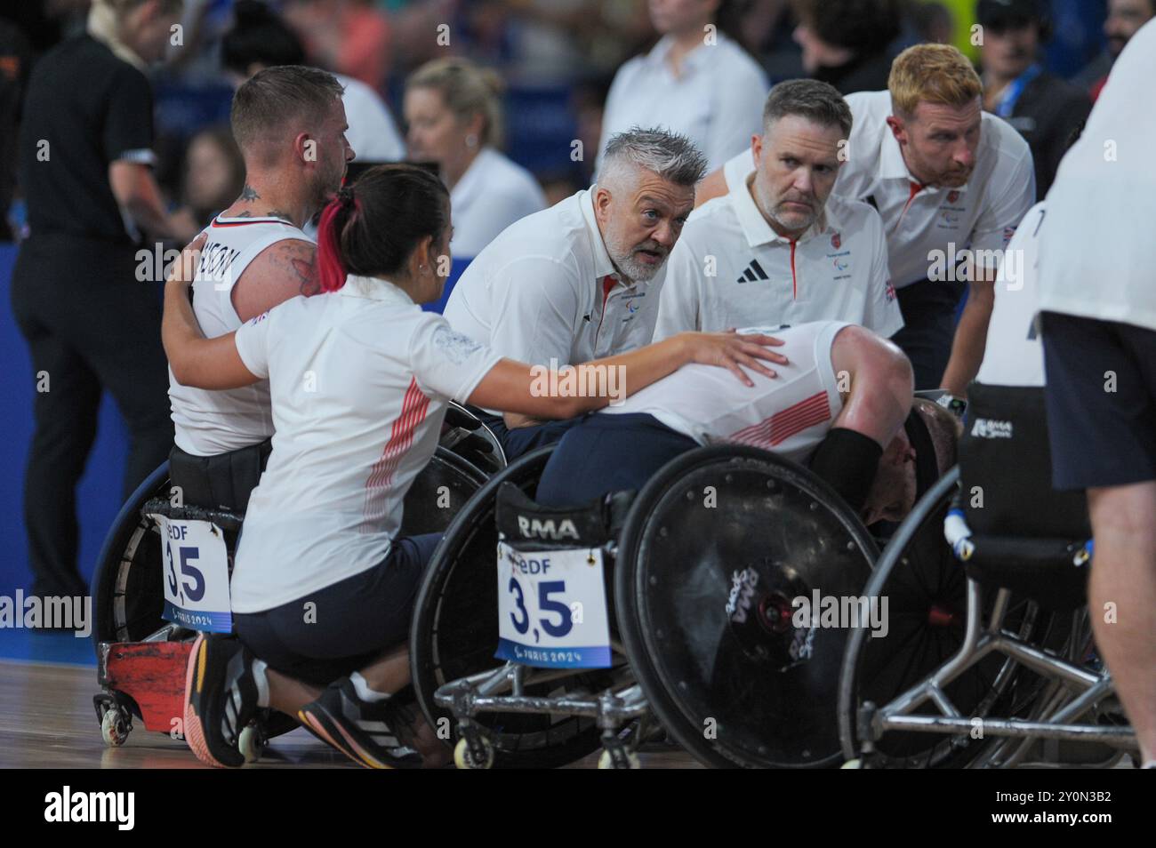 Paul Shaw (GBR Head Coach, centre) talking to the players and staff ...