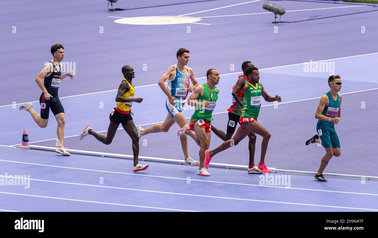 Paralympic athletes running the Men's 5000 metres run in the Stade de ...