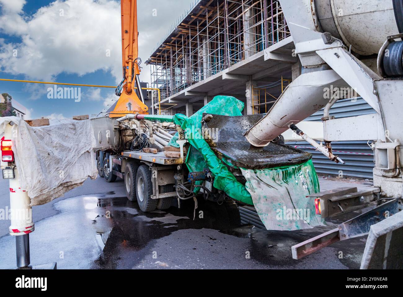 The concrete mixer transports concrete to the concrete pump operator at ...