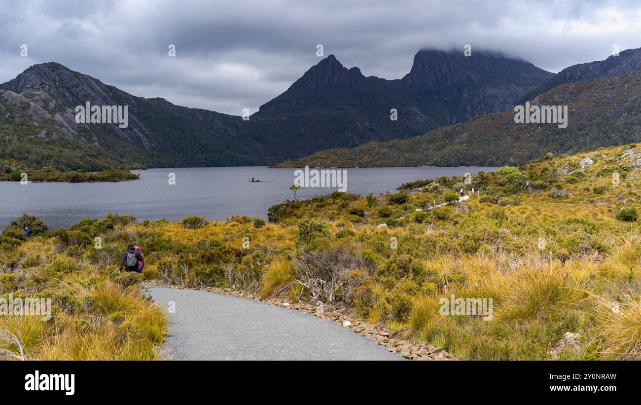 People cradle mountain lake st clair hi-res stock photography and ...