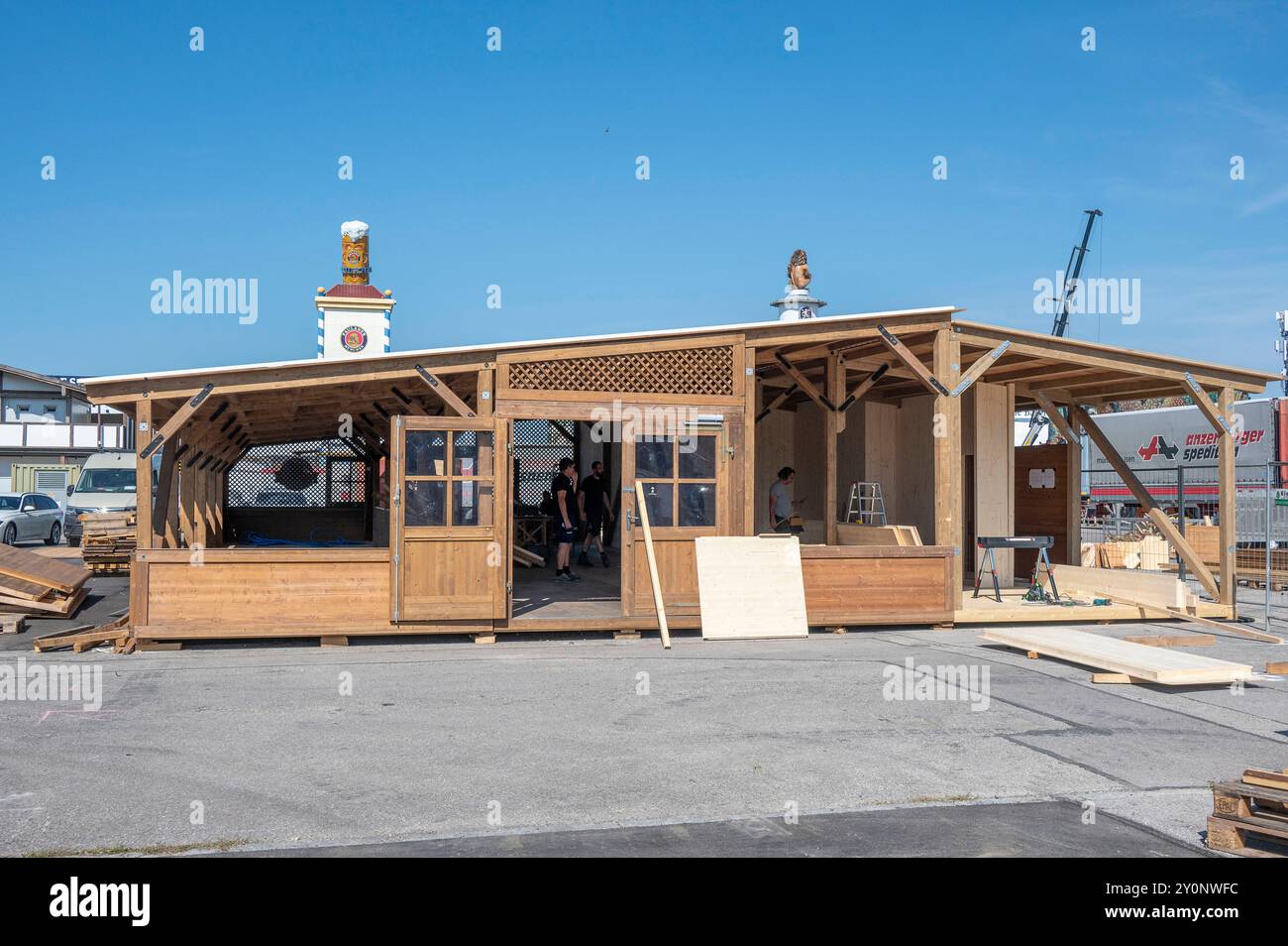 Muenchen, Aufbau zum 189. Oktoberfest auf der Theresienwiese., die ...