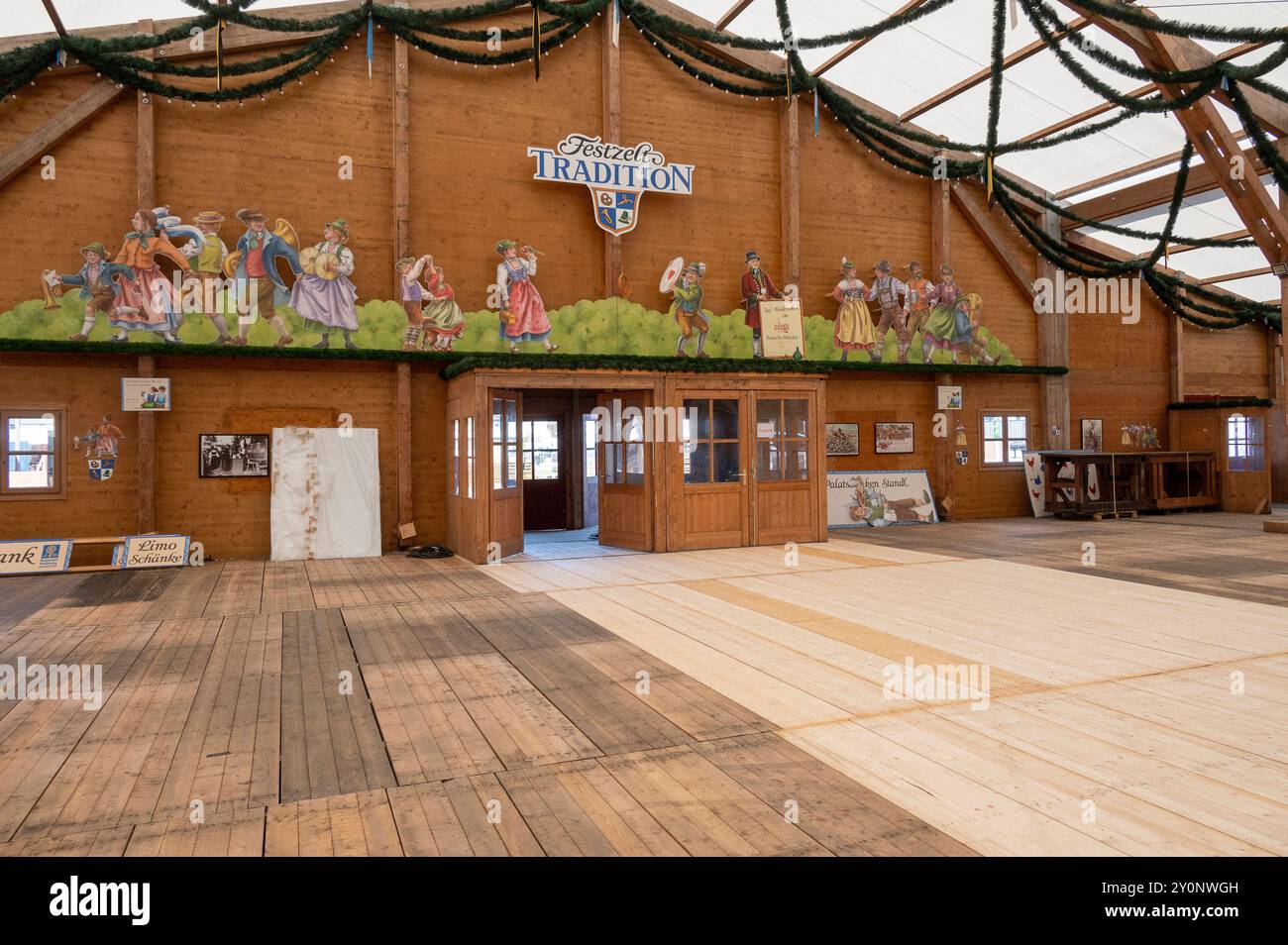 Muenchen, Aufbau zum 189. Oktoberfest auf der Theresienwiese., Festzelt ...
