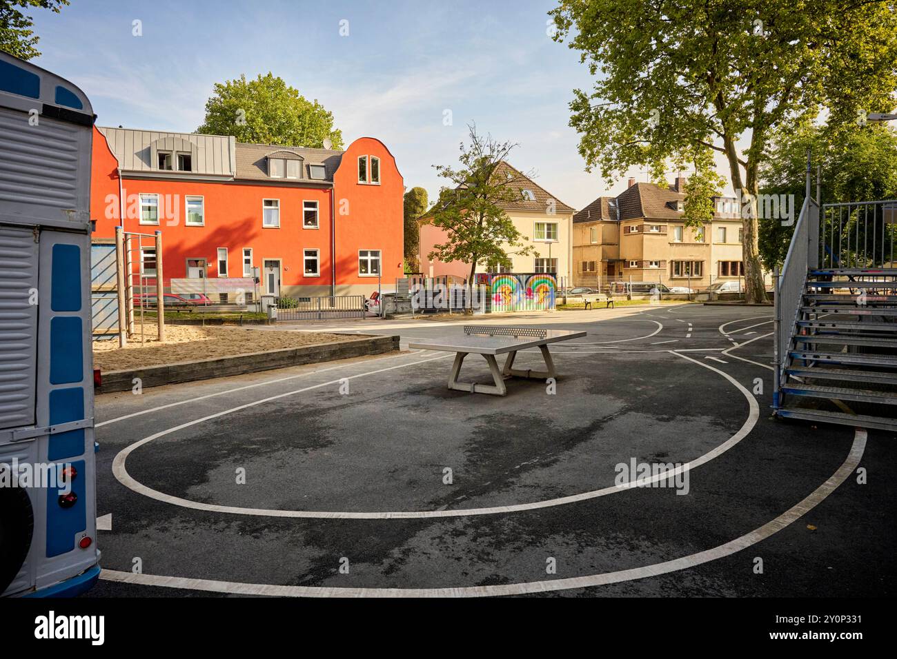 Schulhof einer Grundschule Aufnahme eines Schulhofes im Essener Norden ...
