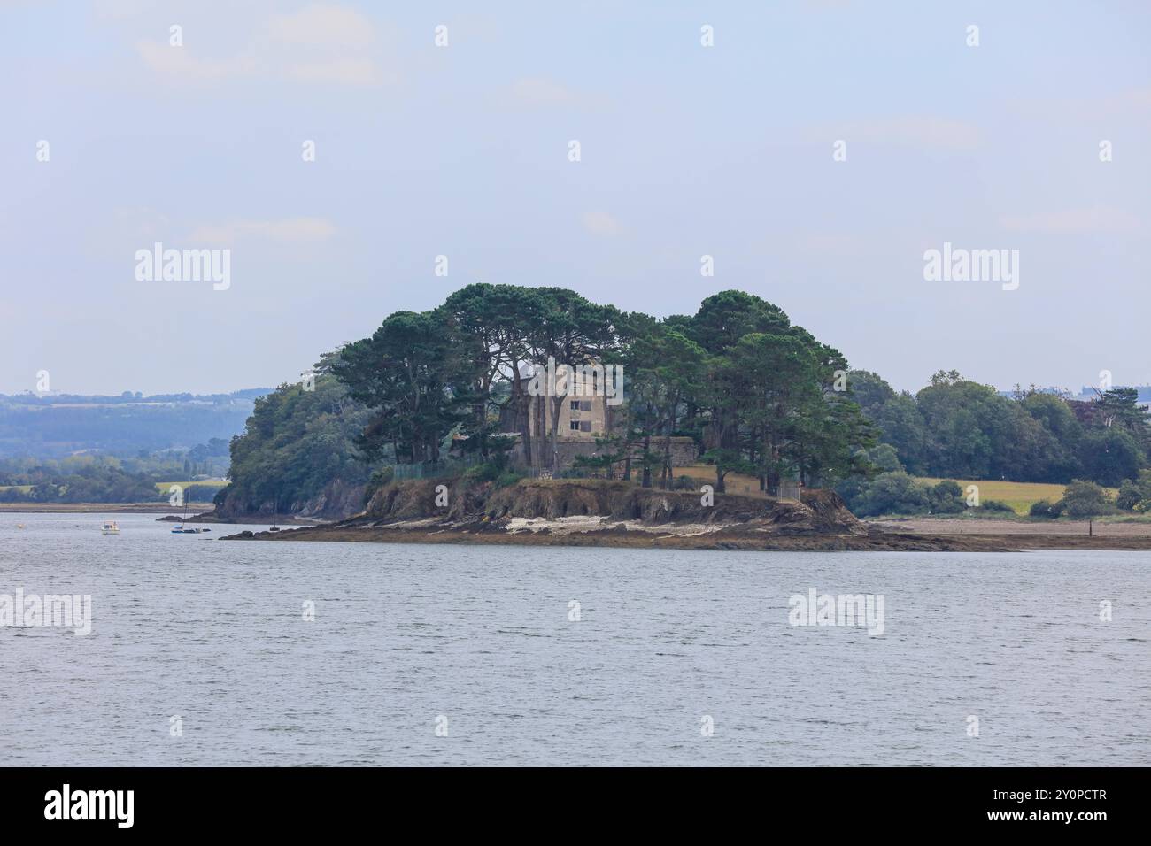 Klleine Insel Ile d Arun mit ehemalgiem Munitionsdepot Ancienne ...