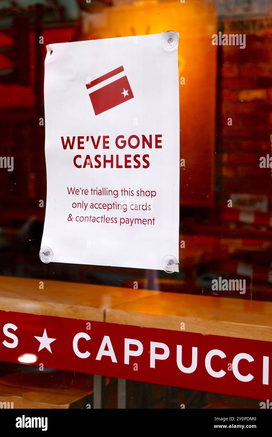 Cashless sign cafe hi-res stock photography and images - Alamy