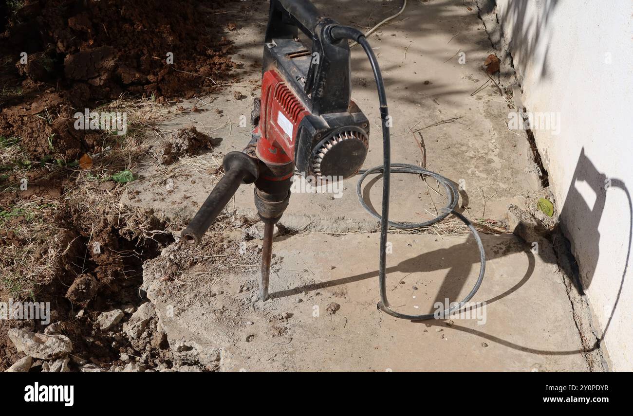 Electric drill drilling concrete wall hi-res stock photography and ...