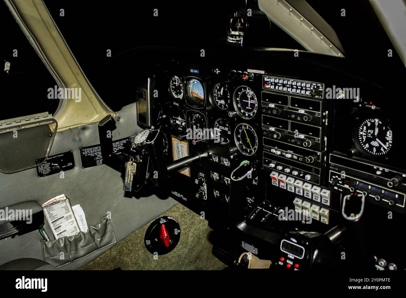 Piper aircraft cockpit hi-res stock photography and images - Alamy