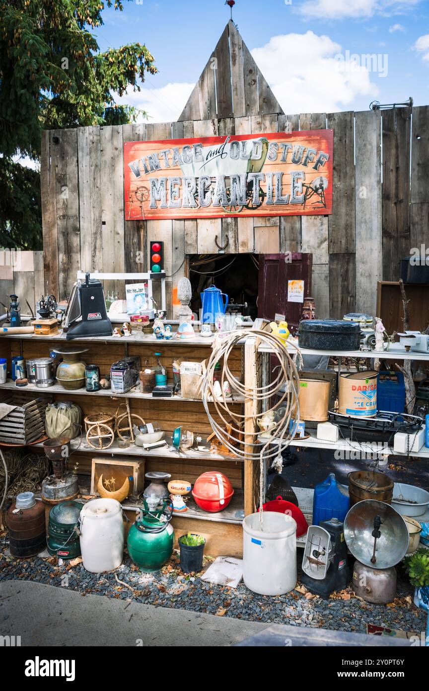 A roadside flea market antique mall. La Grande Or, USA Stock Photo - Alamy