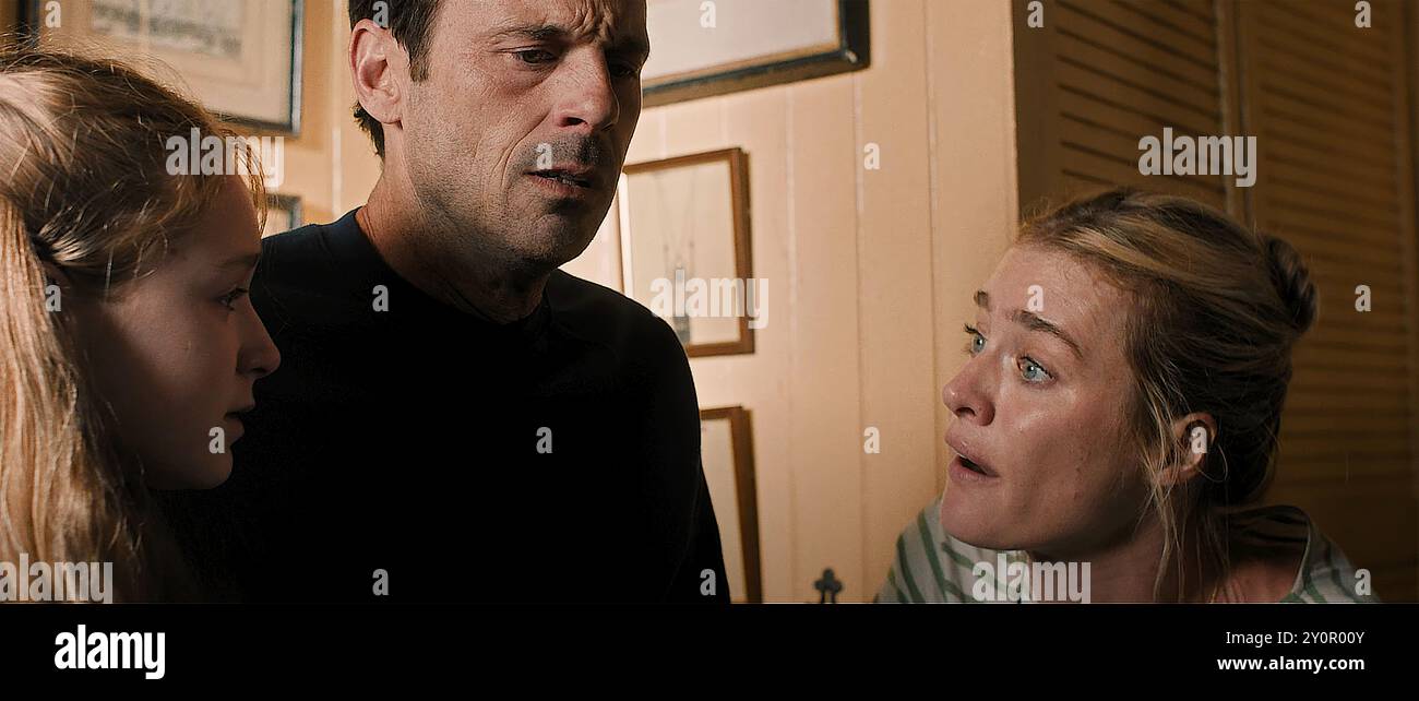 USA. Mackenzie Davis, James McAvoy and Alix West Lefler in Speak No ...