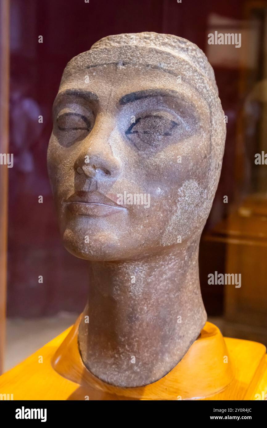 Egyptian Museum(Cairo museum), Head of Nefertiti, wife of king ...