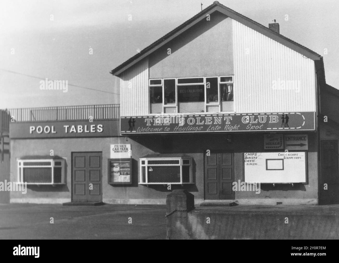 THE SOLENT CLUB, HAYLING ISLAND, 1985 PIC MIKE WALKER 1985 Stock Photo ...