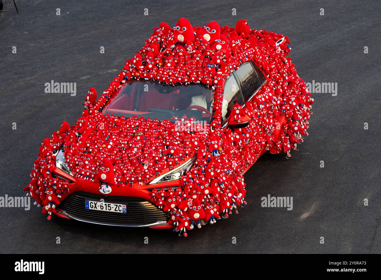 Paris, France. 28th Aug, 2024. A car with hundreds of “PHRYGE” dolls ...