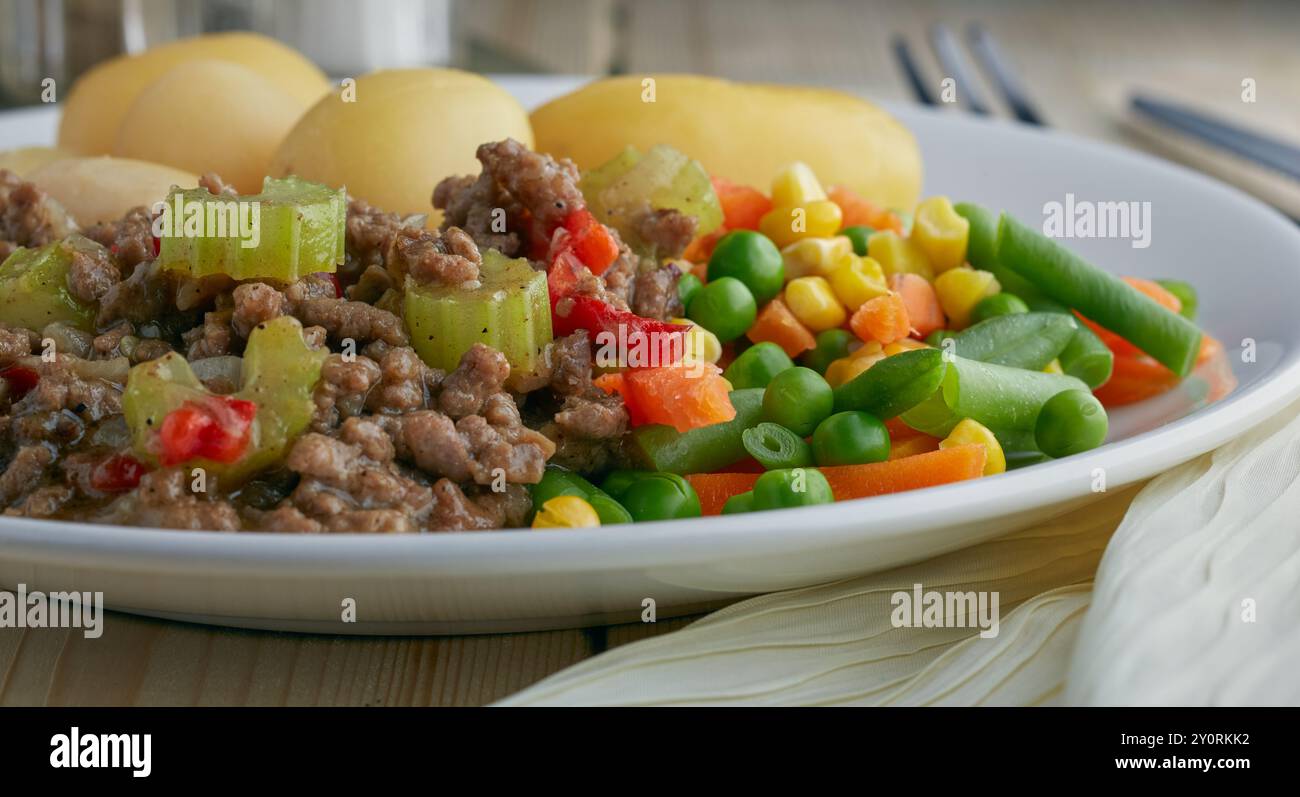 Minced beef in gravy with new potatoes and mixed vegetables Stock Photo ...
