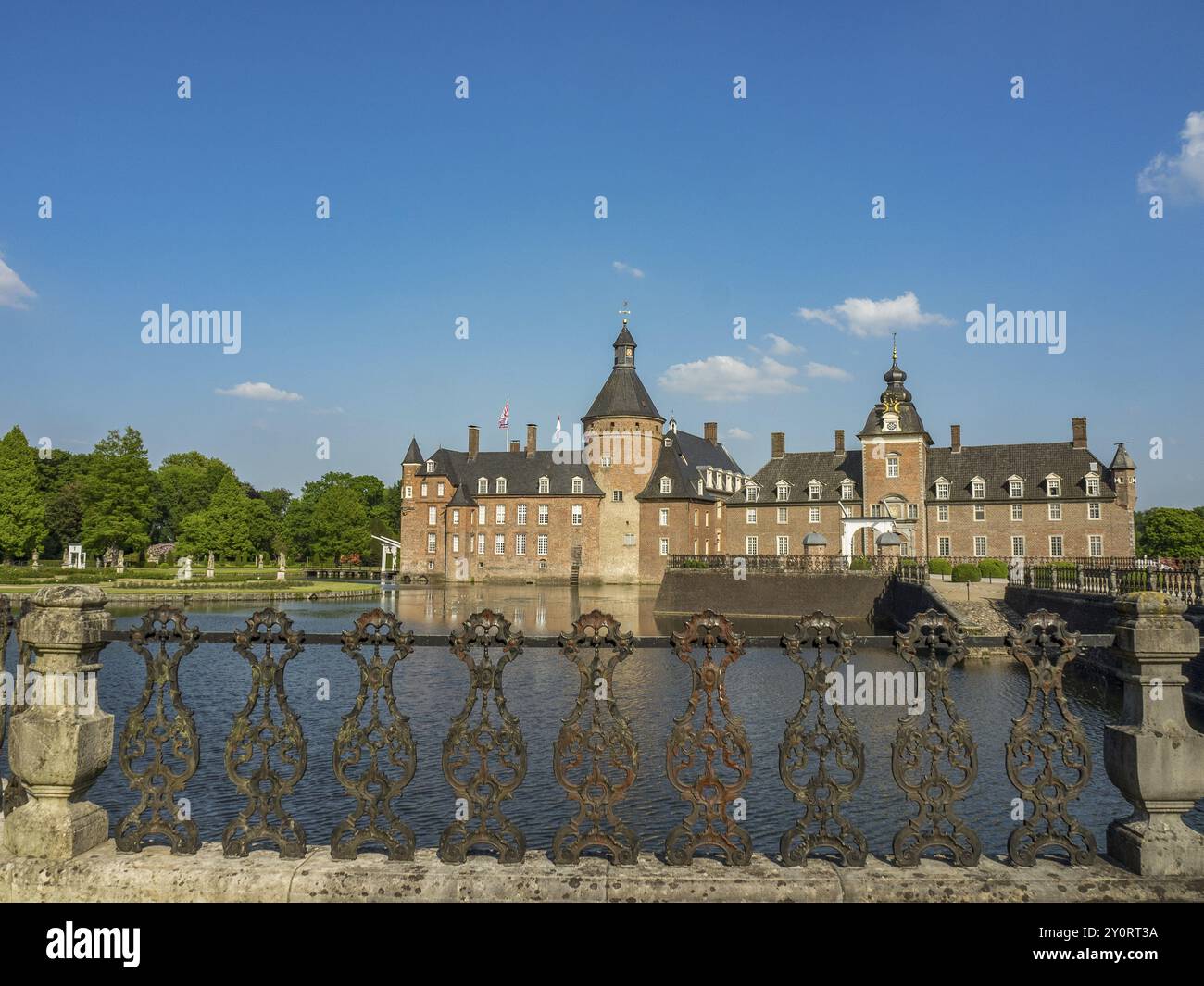 Lattice building surrounded hi-res stock photography and images - Alamy