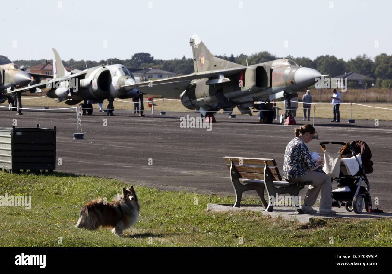 Berlin, 19.09.2009, Fighter jets can be seen on the tarmac of the ...