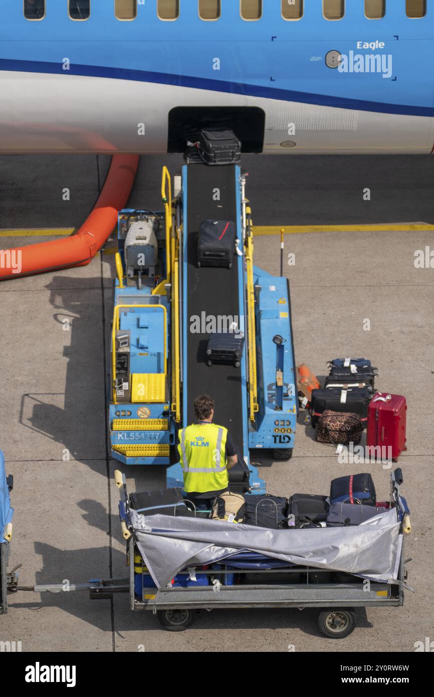 Amsterdam Schiphol Airport, loading baggage onto a plane, Boeing 737 ...