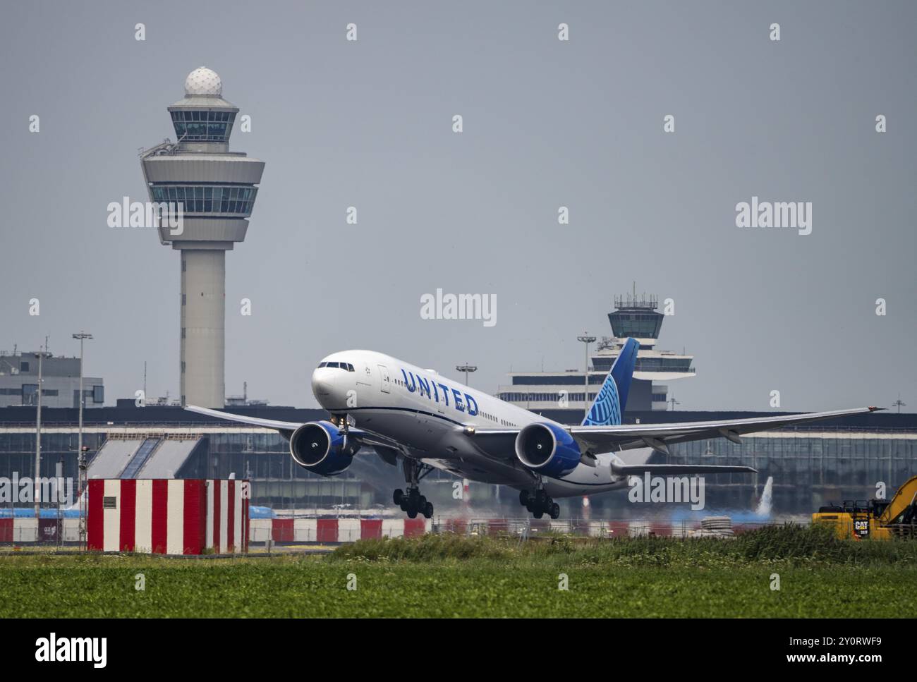 United Airlines Boeing 777, aircraft taking off at Amsterdam Schiphol ...