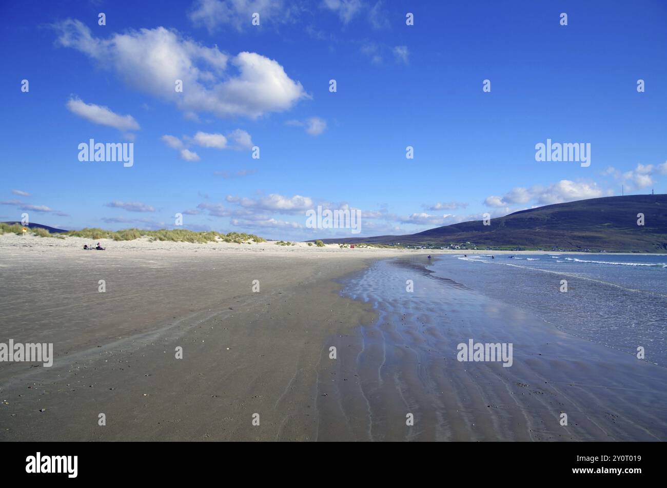 Empty sandy beach with shallow water and blue sky, Inch Bay, Dingle ...