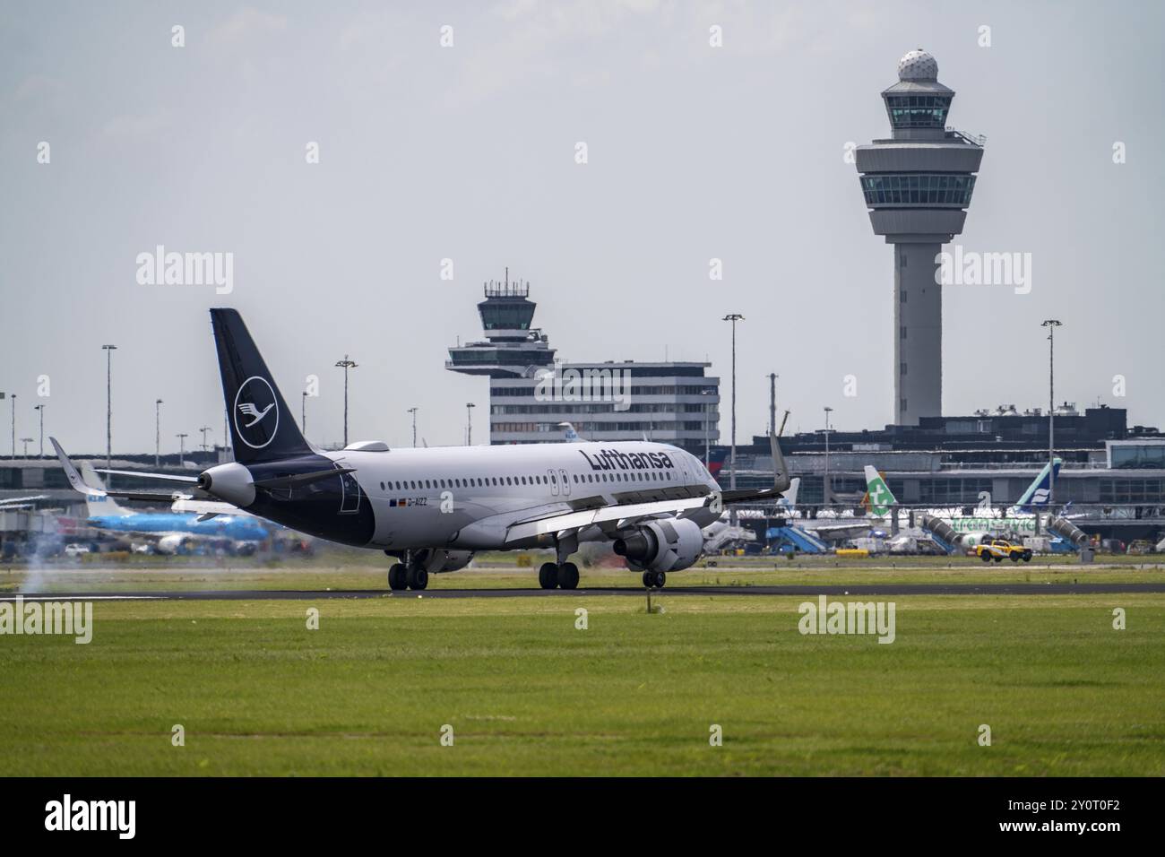Lufthansa Airbus A320-214, aircraft landing at Amsterdam Schiphol ...