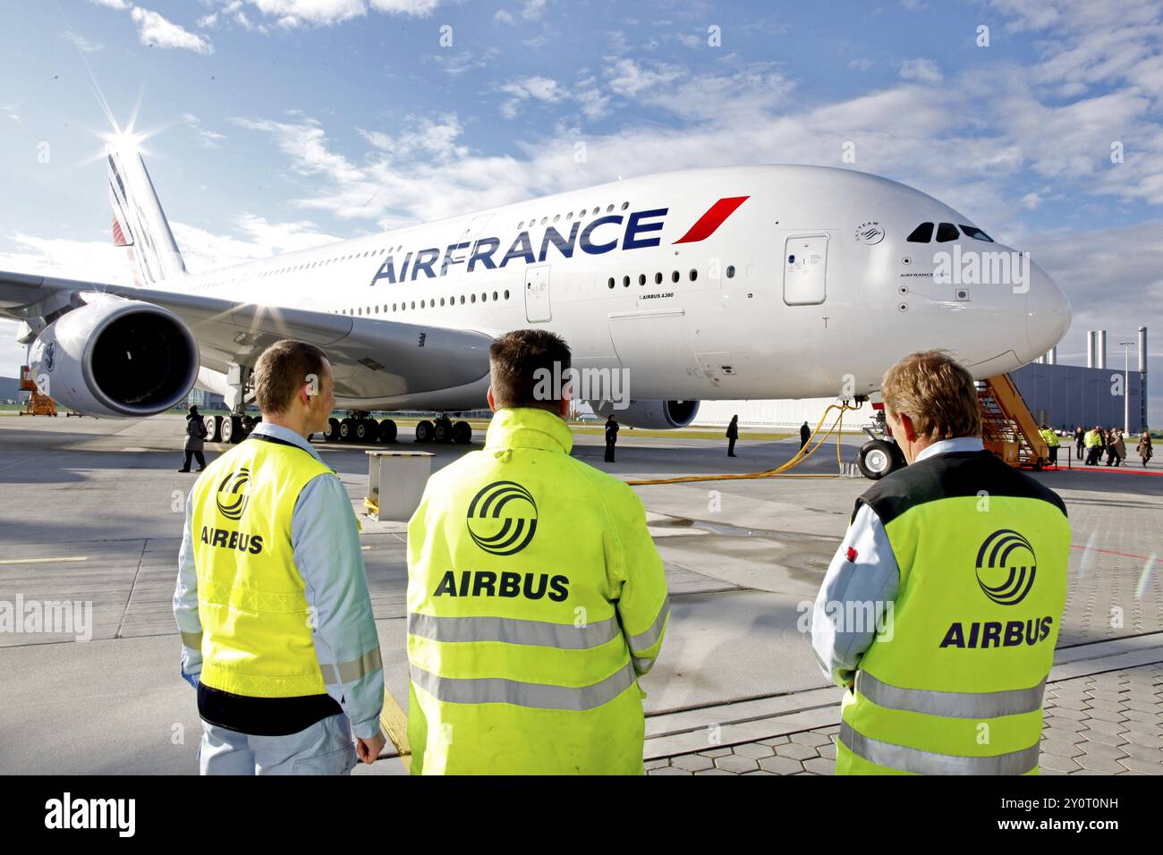 Hamburg, 30 October 2009, Airbus employees look at the first A 380 ...